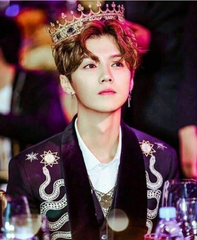 Ele n é o principe,ele é o rei | •LuHan• Amino