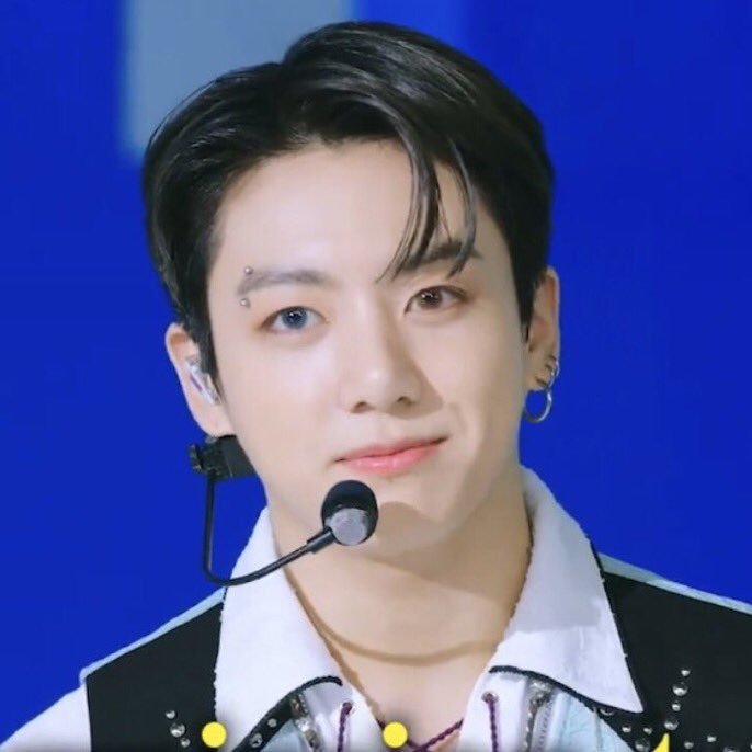 jungkook is wearing contact lenses of different colors again, blue and brown!! | ARMY's Amino