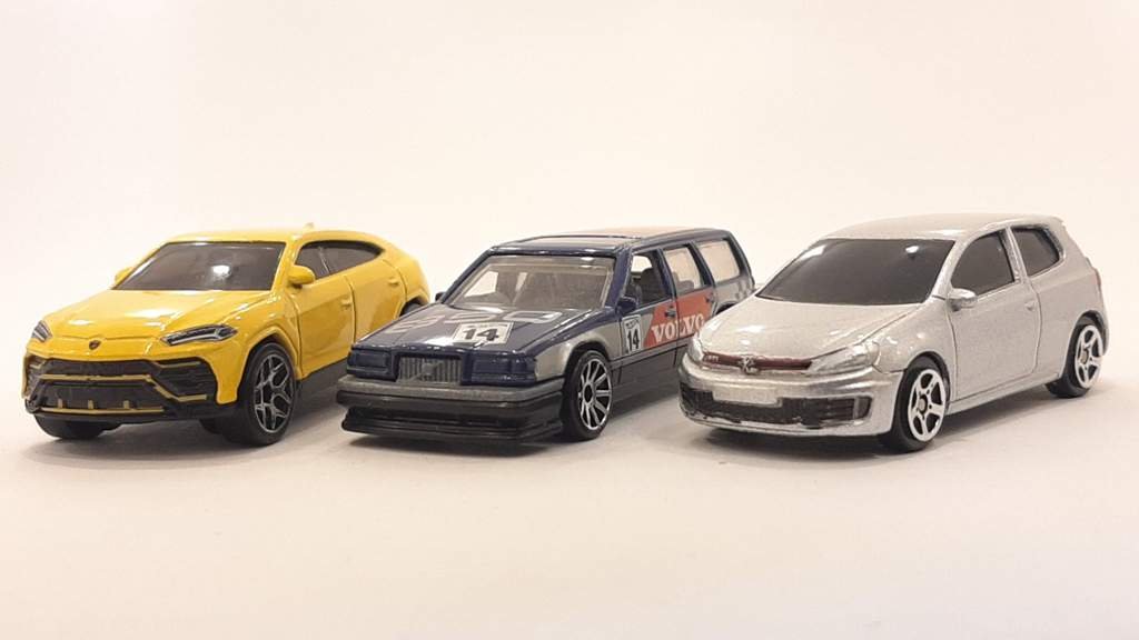 30 Days Diecast Day 25 17 Lamborghini Urus Volvo 850 Estate VW 30-days-diecast-day-25-17-lamborghini-urus-volvo-850-estate-vw