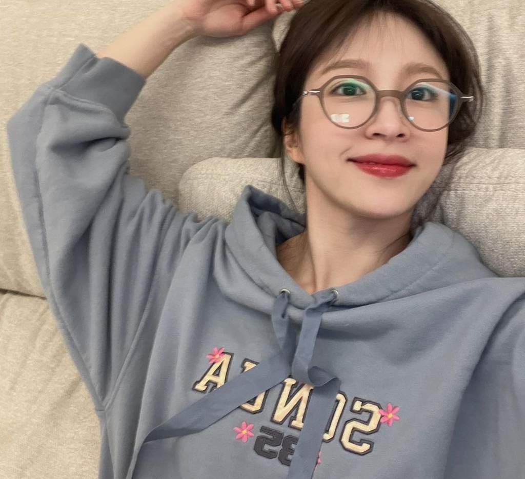 Heeyeon Instagram Update | EXID Amino Amino