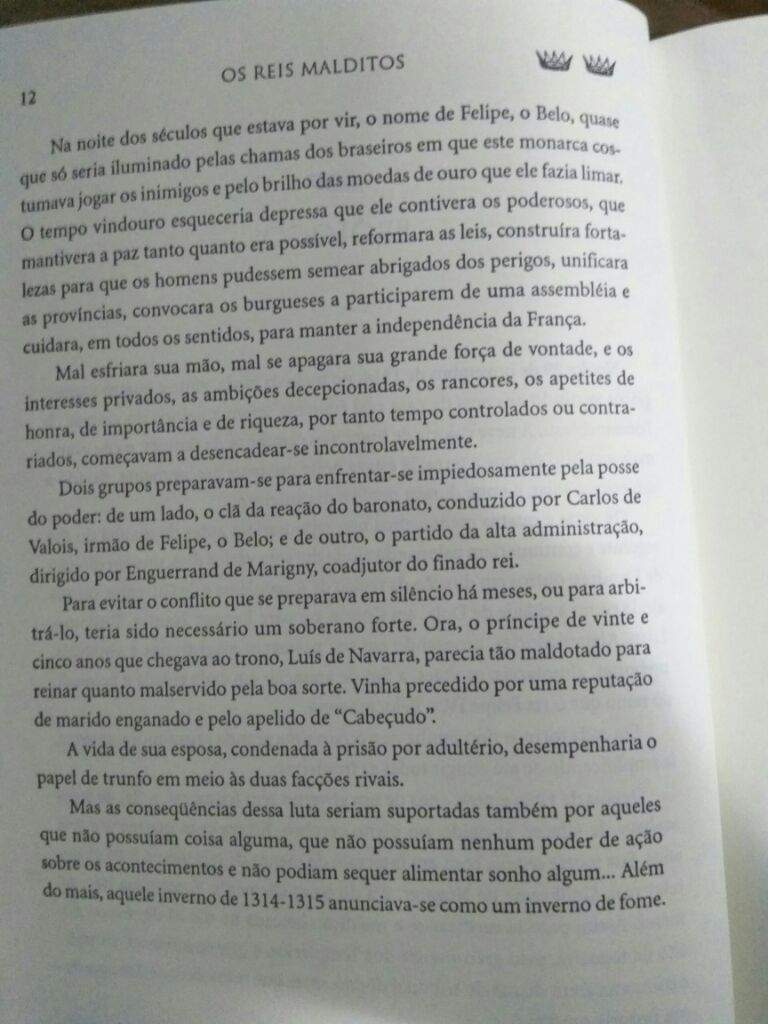 Resenha: Os Reis Malditos - A Rainha Estrangulada | Literária Amino
