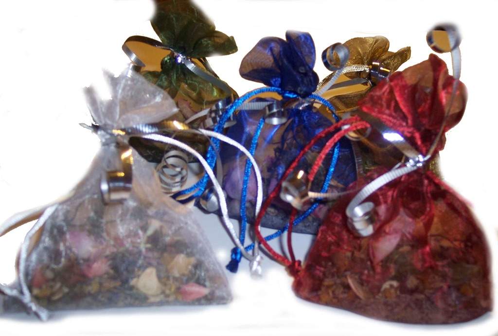 Spell Bag Vs Mojo Bag The Difference Hatchling Clan Amino spell-bag-vs-mojo-bag-the-difference-hatchling-clan-amino