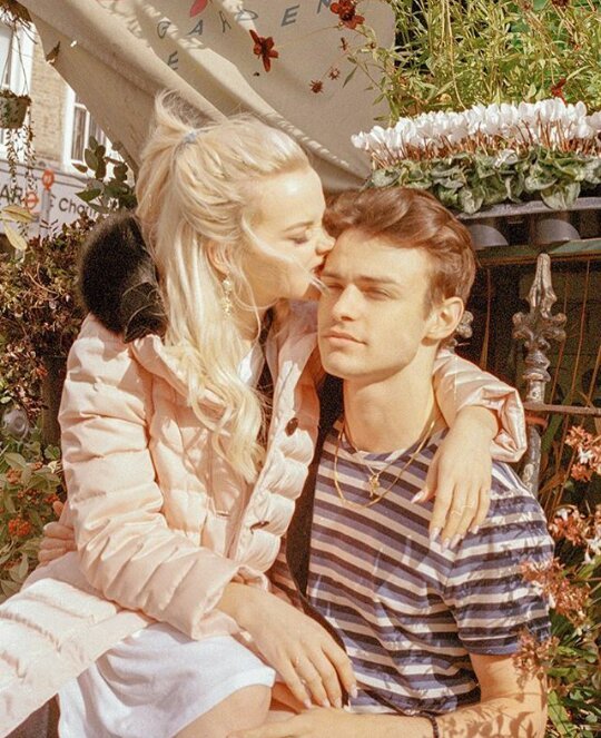 Dove Cameron Se CasÁra Con Thomas Doherty Dove Cameron Amino Ofc Amino